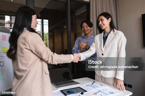 성공적인 비즈니스 협상 사무실 회의실에서 거래의 성공적인 완료를 축하하는 파트너와 악수하는 두 사업가의 악수 Group A에 대한 스톡 사진 및 기타 이미지 Istock