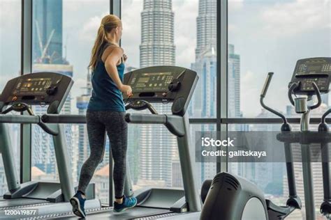 스포츠 피트니스 라이프 스타일 기술 및 사람들 개념 큰 도시의 배경에 대한 체육관에서 러닝 머신에 운동하는 여성 Mp3