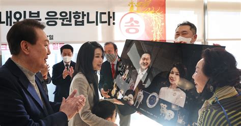 당선 후 첫 생일 맞은 尹참모들 축하 메시지 보드판 선물