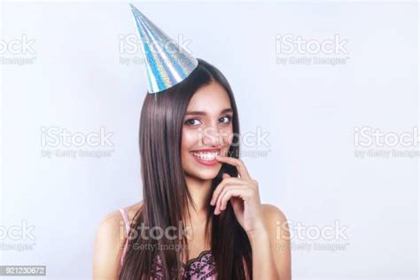 생일 모자를 쓰고 하는 아름 다운 여자의 클로즈업 초상화 공휴일에 대한 스톡 사진 및 기타 이미지 공휴일 귀여운 기념일 Istock