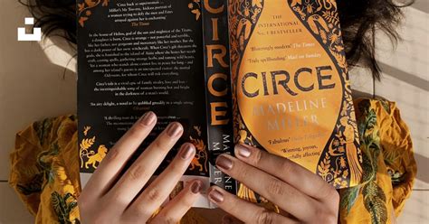 노란색과 갈색 꽃 드레스를 입은 여자 검은 색과 갈색 책을 들고 사진 Unsplash의 무료 제재 이미지