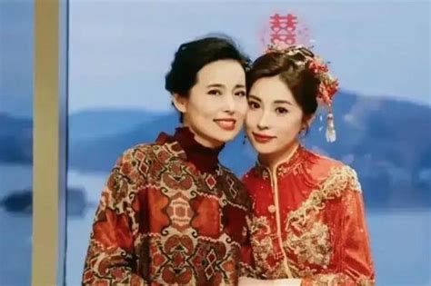年轻女孩婚礼打扮简约的母亲意外抢镜走红网友直呼最美丈母娘 新娘 气质 亲友