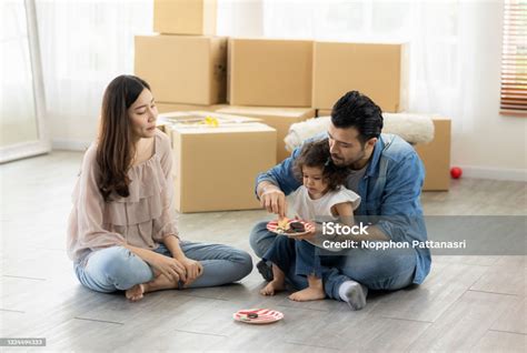 행복한 순간 가족이 집에서 거실에서 초콜릿 쿠키를 먹는 아침에 좋은 식사를 하는 것을 웃으며 웃는 아버지 어머니와 딸 3 명에 대한 스톡 사진 및 기타 이미지 Istock