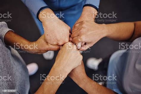 손 팀워크 및 운동을 하는 스포츠인들은 건강을 위해 위에서 체육관에 모여 서 있습니다 피트니스를 위한 서클에서 남성과 여성 운동 선수 그룹과의 협력 지원 및 동기 부여 45