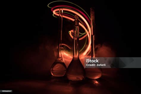 실험실에서 용액을 가진 유리 플라스크를 테스트합니다 과학 및 의학 배경 어두운 톤 배경에 실험실 테스트 튜브 과학 연구 장비 개념 개발에 대한 스톡 사진 및 기타 이미지