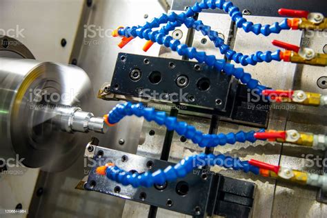 금속 가공 공정에서 Cnc 선반 기계는 밝은 파란색 장면에서 금속 샤프트 부품을 나사로 절단합니다 Cnc 장치에 대한 스톡 사진 및 기타 이미지 Istock