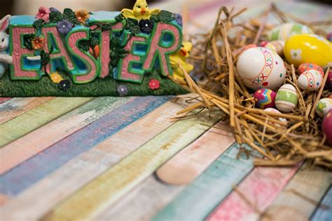 사탕 조류 및 폴카 도트 달걀 노란 튤립과 흰색 나무 테이블 배경에 로빈과의 행복 한 부활절 둥지 4월에 대한 스톡 사진 및 기타 이미지 Istock