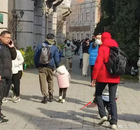 撒贝宁一家四口武汉游玩被偶遇 摘下口罩配合拍照接地气