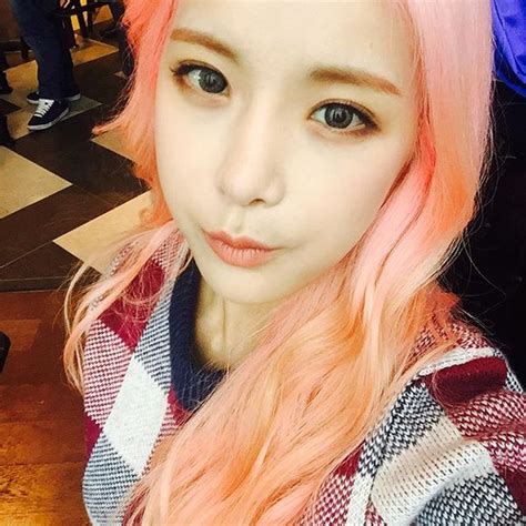 Девушки айдолы с розовыми волосами K Pop