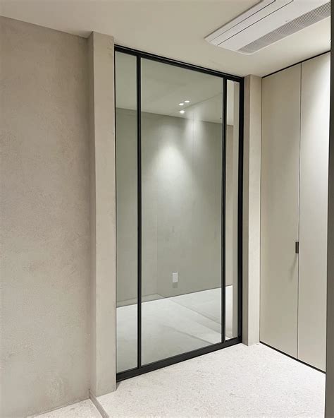 바리엘리네 중문 현관중문 중문인테리어 금속제작 샤워부스 유리작업 난간작업 금속도어 양방향 패턴도어 분체도장 서클패턴으로 제작된 방으로