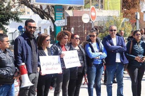 صحفيو تونس يحتجون رفضًا لقرار منع الإعلام الخاص والأجنبي من تغطية أشغال
