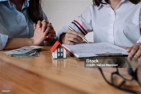 부동산 중개인은 주택을 구입하고 기관의 사무실에서 고객에게 열쇠를 제공하는 데 동의합니다 컨셉 계약 2명에 대한 스톡 사진 및 기타 이미지 Istock