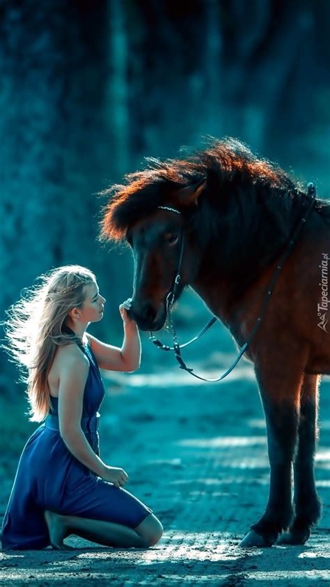 Kobieta Z Koniem Na Drodze Tapeta Na Telefon