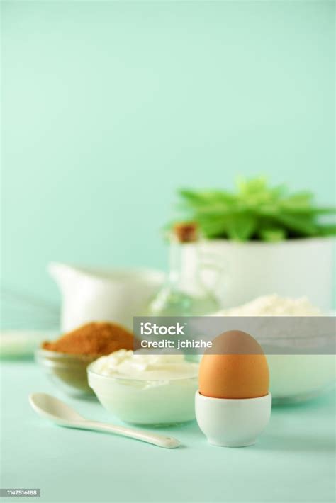 구워 시간 베이킹 재료버터 설탕 밀가루 계란 기름 숟가락 브러시 거품을 파란색 배경 위에 우유 빵집 음식 프레임 요리 개념입니다 복사 공간 개념에 대한 스톡 사진 및 기타