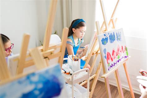 미술 수업에서 작은 이젤에 그림을 그리며 창의력과 예술적 기술을 연습하는 학생들 2명에 대한 스톡 사진 및 기타 이미지 2명 개발 교실 Istock