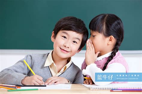 可爱小学生说悄悄话 蓝牛仔影像 中国原创广告影像素材