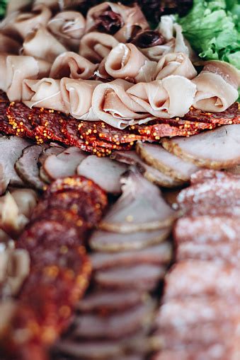 햄 소시지 살라미 등 다양한 육류 제품을 감상할 수 있습니다 축제 테이블에 고기의 종류 0명에 대한 스톡 사진 및 기타 이미지 Istock