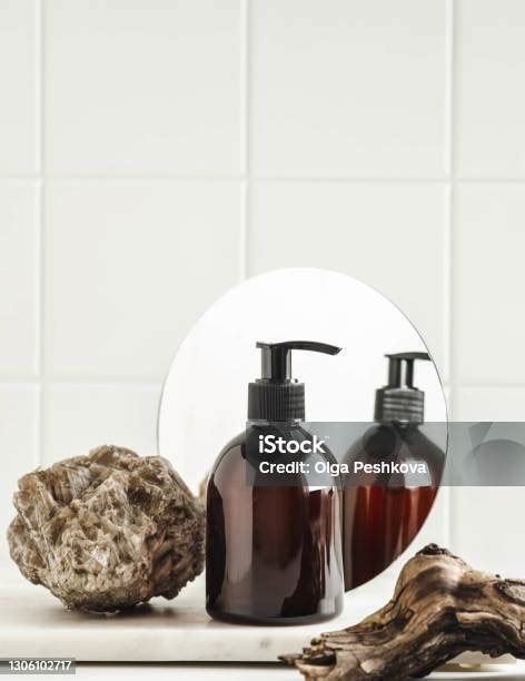 거울이 있는 창의적인 자연 조성소재의 돌 나무 조각 갈색 화장품 병 0명에 대한 스톡 사진 및 기타 이미지 0명 가정 생활 갈색 Istock