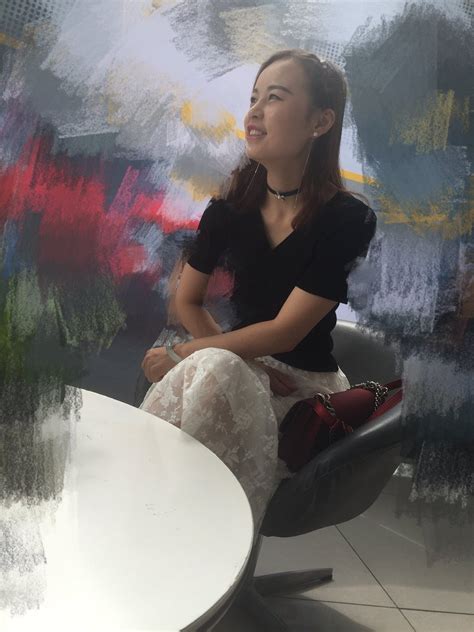 亡命街拍 On Twitter 亡命原创：笑的好美的妹子，脚丫有点粗糙，该保养保养了！电报已更新，喜欢私信进群了 街拍 美足 美脚