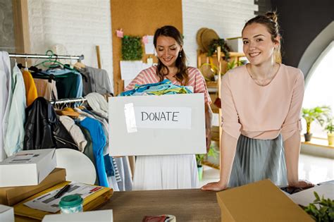 자선 단체에 기부하기 위해 옷 상자를 준비하는 여성 기업가를 돌보는 18 19세에 대한 스톡 사진 및 기타 이미지 18 19세 25 29세 2명 Istock