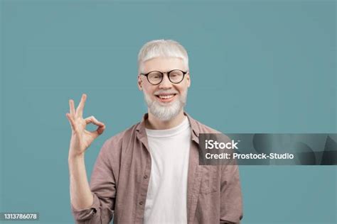 모든 것이 괜찮습니다 조이풀 알비노 남자 수행 승인 확인 제스처 와 손가락 그는 괜 찮 아 요 보여주는 블루 스튜디오 배경 개념에 대한 스톡 사진 및 기타 이미지 Istock