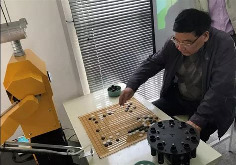 智能围棋机器人小智问世