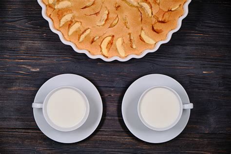 어두운 나무 배경에 잘 익은 사과의 홈 베이킹 요리와 우유에 과일 케이크 큰 사과 파이와 우유 두 컵 거품 내기에 대한 스톡 사진 및 기타 이미지 Istock