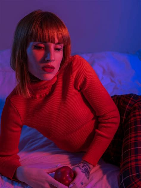 35mm 격자 무늬 모직물 극적인 조명 낭만적인 이미지 네온 불빛 네온 색 독창적 인 조명 따뜻한 음색 레드 풀