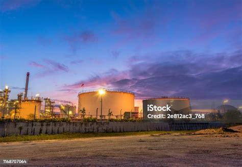 석유 및 가스 정유 공장의 풍경 석유 화학 또는 화학 증류 공정 건물 황혼 일몰에서 전력 및 에너지 산업의 공장 엔지니어링 석유 가솔린에 대한 스톡 사진 및 기타 이미지