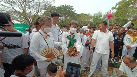 ป่าช้าแทบแตก สาธุชนทั่วสารทิศแห่ร่วมพิธีล้างป่าช้าเก็บศพไร้ญาติ จ ปราจีนบุรี สุดฮือฮาน้ำตาเทียน