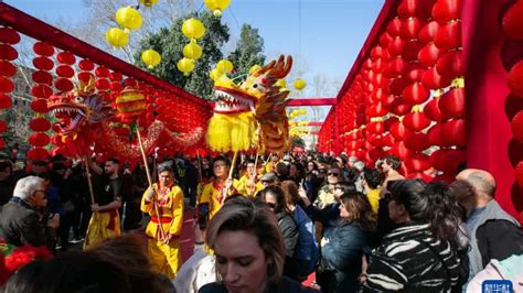 ព័ត៌មានរូបភាព ៖ ទីក្រុងរ៉ូមប្រទេសអ៊ីតាលីបានរៀបចំពិធីបុណ្យចូលឆ្នាំថ្មីប្រពៃណីចិន 柬埔寨头条