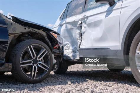 도시 거리 충돌 현장에서 충돌 후 대형 자동차 사고 차량에 손상 도로 안전 및 보험 개념 자동차 사고에 대한 스톡 사진 및 기타 이미지 자동차 사고 불행 차 Istock
