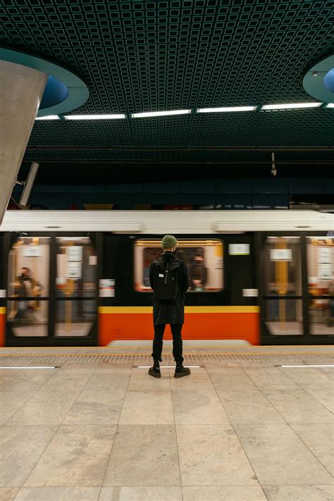 거리 건물 건축 경로 고속 교통 공공의 교통 교통체계 군중 기다리는 기다림 기와 기차역 남자 대도시 대중교통 도로 도시 도시 생활 도시