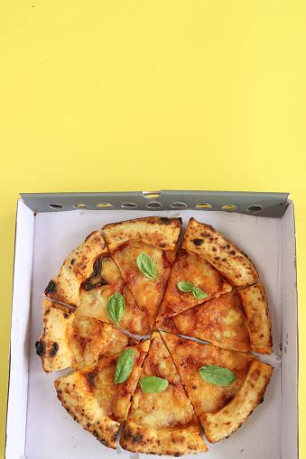 골판지 테이크 아웃 피자 상자에 얇게 썬 피자 마르게리타 녹인 황금 버팔로 모짜렐라 치즈와 풍부한 토마토 마리 나라 소스 토핑