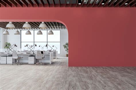 아치형의 붉은 벽과 복사 공간 나무 칸막이 천장 업무용 책상 및 대형 창문이 있는 반쯤 비어 있는 사무실 내부 나무처럼 보이는 타일 바닥 사무실에 대한 스톡 사진 및 기타