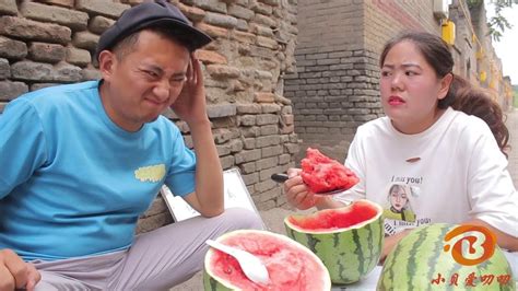 小伙賣西瓜一元一勺，沒想遇上吃貨，一勺就挖走半個大西瓜【小貝愛叨叨】 Youtube