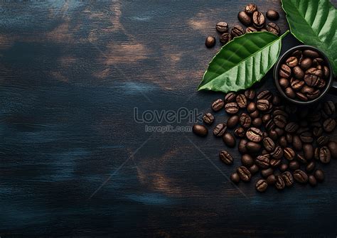 커피 콩과 녹색 잎