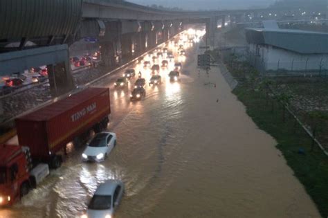 Morning Downpour Causes Flash Floods In Klang Valley Starproperty