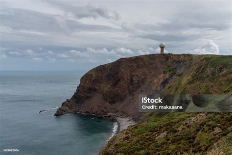 절벽 꼭대기에 자리 잡은 영국 Raf 레이더 스테이션이있는 데본의 하틀랜드 포인트 의 절벽 0명에 대한 스톡 사진 및 기타 이미지 Istock