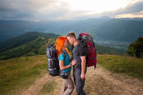 Mann Und Rothaarige Frau Auf Der Stra E In Den Bergen Stockfoto Bild Von T Tigkeit Behaart