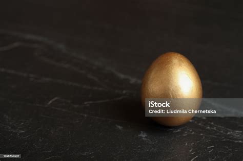 검은 테이블에 빛나는 황금 계란 근접 촬영 텍스트를 위한 공간 0명에 대한 스톡 사진 및 기타 이미지 0명 개념 개념과 주제 Istock