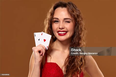 빨간 칵테일 드레스에 예쁜 젊은 갈색 머리 여자 에이스와 미소의 쌍을 들고 가능성에 대한 스톡 사진 및 기타 이미지 가능성