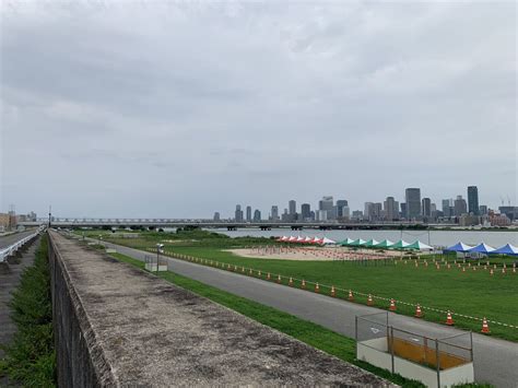 けーき on Twitter なにわ淀川花火大会 JR塚本駅から 阪神 姫島駅までの無料エリア 淀川大橋のスロープを降りてくると 屋台と