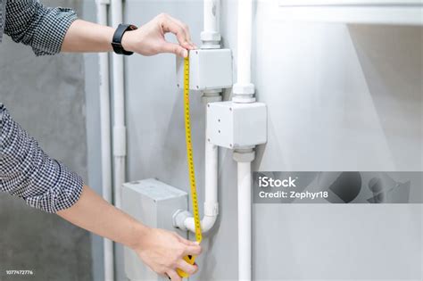 남성 손 전기 전기 도관 및 전기 상자 벽에 치수를 측정 하기 위한 측정 테이프를 사용 하 여 전기 설치 및 건물 건축 개념 강철에 대한 스톡 사진 및 기타 이미지 Istock