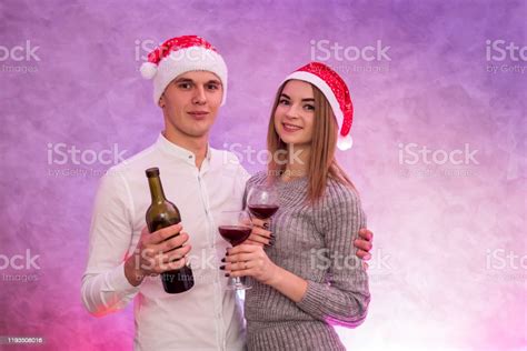 스튜디오에서 성 발렌타인 데이를 축하하는 와인 병과 안경을 들고 사랑에 커플 개념에 대한 스톡 사진 및 기타 이미지 개념 건강한 생활방식 공휴일 Istock