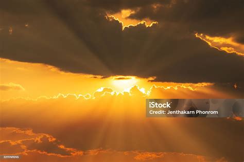 부활하신 예수 그리스도는 밝은 빛과 하늘과 구름을 넘어 하늘로 승천하시고 하나님과 천국과 재림 개념입니다 광선 빛 배경이 있는 하늘 경외감에 대한 스톡 사진 및 기타 이미지