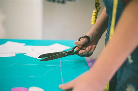 재 봉사가 위 드레스에 대 한 그리기로 군 스타일 디자인 개발 및 의류 옷을 만드는 바느질 및 수리 서비스 일 개념에서 재 봉사 가위에 대한 스톡 사진 및 기타 이미지