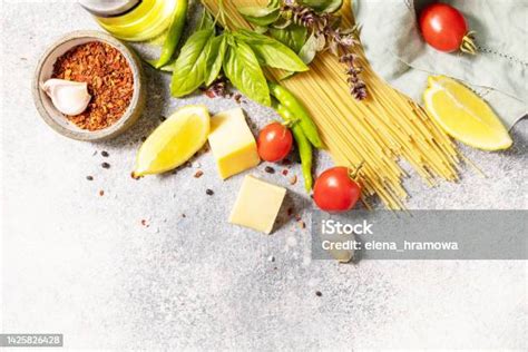 전통적인 이탈리아 파스타 요리 돌 탁상에있는 재료 이탈리아 음식 배경 위에서보기 공간을 복사합니다 0명에 대한 스톡 사진 및 기타 이미지 Istock