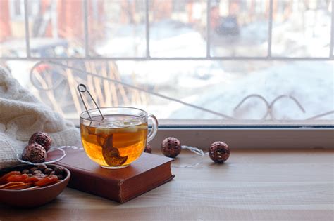 나무 창틀에 차와 책의 컵 독서의 개념 아늑한 가정 주말 휴식 개념을 읽고 사랑 겨울에 대한 스톡 사진 및 기타 이미지 겨울 아침 휴식 Istock