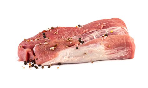 흰색 배경에 고립 된 향신료와 원시 돼지 고기 다진 조각 이 이미지는 해상도와 품질이 좋으며 전경에서 배경으로 절대적인 선명도를 가지고 있습니다 검은색에 대한 스톡 사진 및